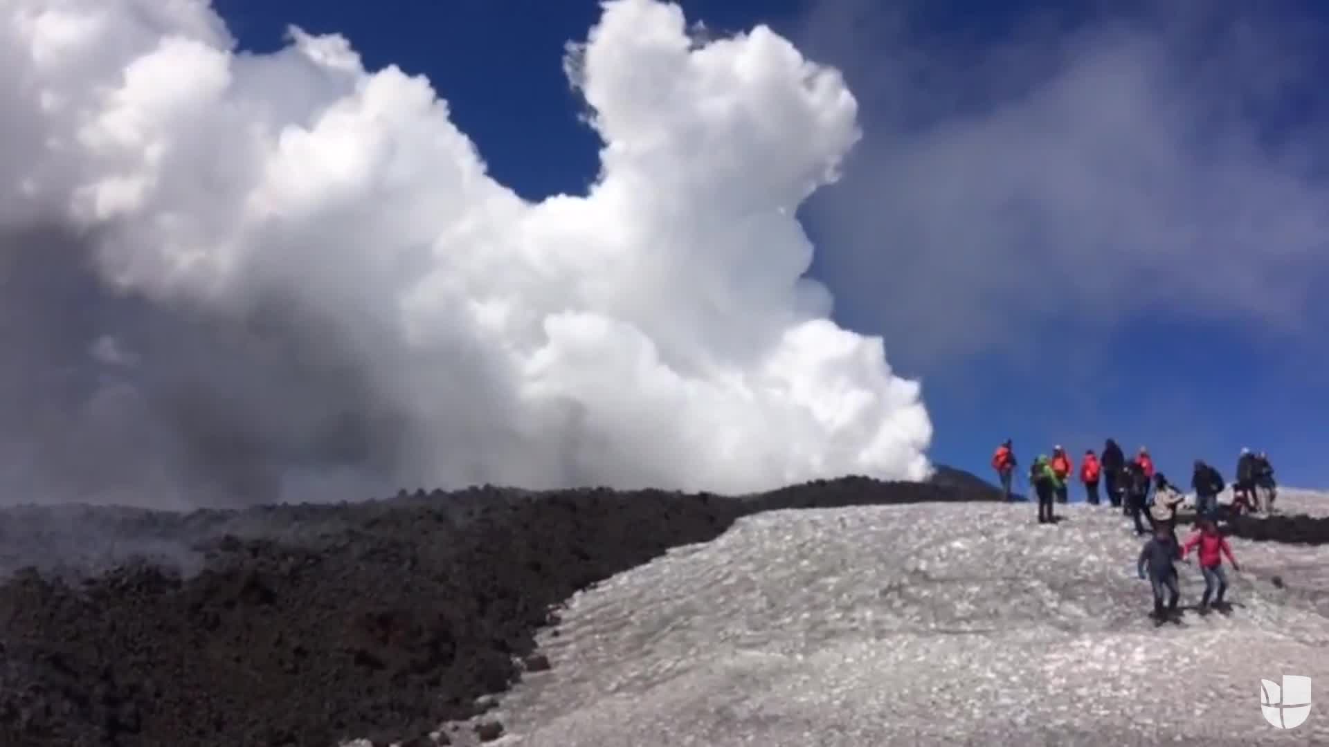 En video: el momento de la explosión de un volcán en Italia que hirió a ...