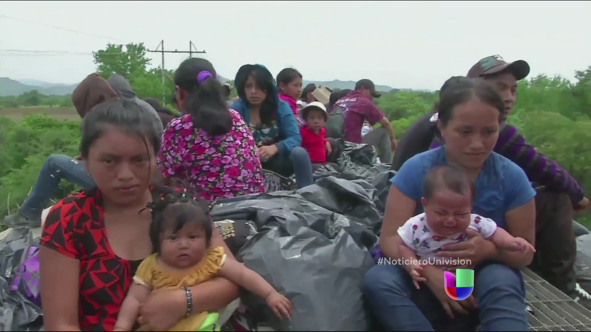 Cómo es un recorrido a bordo del tren 'La Bestia' - Univision