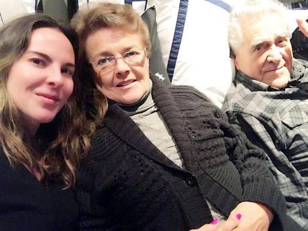 Kate del Castillo se reunió con sus padres - Univision
